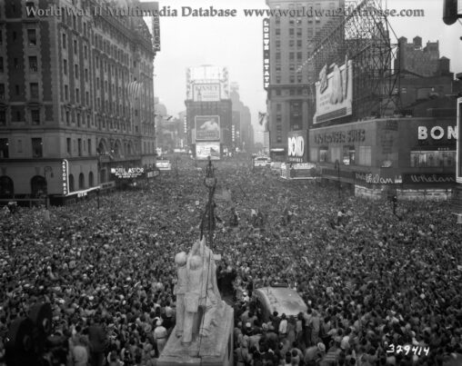 Crowds Celebrate V-J Day in Times Square – The World War II Multimedia ...